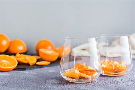 테이블에 미네랄 워터와 칵테일을 만들기 위해 준비 안경귤 조각 비어 있음에 대한 스톡 사진 및 기타 이미지 비어 있음 유리잔 주스 Istock