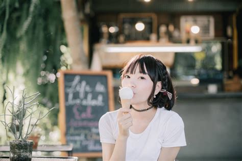 亚洲女孩的肖像白色衬衫和裙子外型自然古色 包图企业站