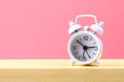 핑크 파스텔 배경에 나무 선반에 흰색 작은 알람 시계 미니입니다 0명에 대한 스톡 사진 및 기타 이미지 0명 개념 금속 Istock