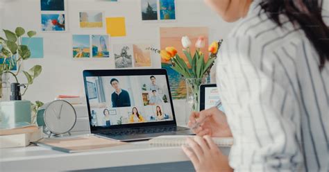 젊은 아시아 여성 직원은 집에서 노트북으로 온라인으로 다양한 다인종 동료들과 화상 통화를 통해 리더의 말을 듣습니다 원격 교육 여자 학생은 집에서 온라인으로 배우고