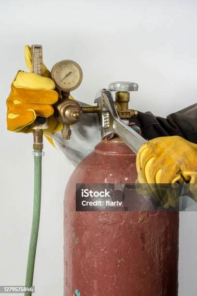다이얼 밸브 및 노즐이 있는 산업용 용접을 위한 가스 실린더 누출 기체 물리 구조에 대한 스톡 사진 및 기타 이미지 기체 물리 구조 가스탱크 강철 Istock