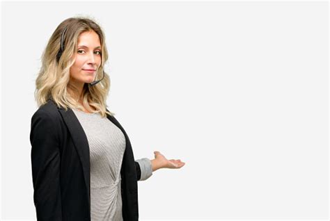 자신감과 입력에 초대 하는 큰 자연 미소와 행복 콜 센터에서 젊은 여자 연산자 고객에 대한 스톡 사진 및 기타 이미지 고객 고객 서비스 담당자 긍정적인 감정 표현