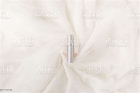 크리미한 가볍고 투명한 튤 원단의 립스틱을 아름다운 주름으로 바삭바삭한 립스틱 카피 스페이스와 함께 클로즈업 한 화장품 금속 광택 병 천연 화장품용 골드 및 실버 튜브 0