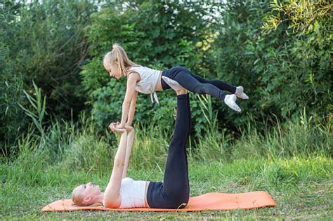 어린이 체조 및 에어로빅 공원에서 함께 요가를 하는 여자와 어린 소녀 필라테스에 대한 스톡 사진 및 기타 이미지 필라테스 2명 30 34세 Istock