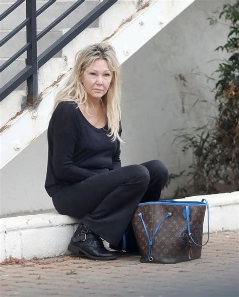 Некогаш секс бомба сега речиси непрепознатлива Седи на тротоар изгледа изгубено… Во Центар