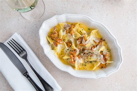 감자 레시피와 흰색 접시 튀긴 갈은 쇠고기 및흰색 배경에서 분리된 크림 0명에 대한 스톡 사진 및 기타 이미지 0명 건강한 생활방식 건강한 식생활 Istock