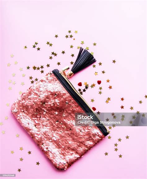 패션 액세서리의 밝은 구성 반짝이는 스팽글 지갑과 장식적인 색조 부드러운 파스텔 배경의 다른 오브젝트 플랫 레이 상단 보기 가방에 대한 스톡 사진 및 기타 이미지 Istock