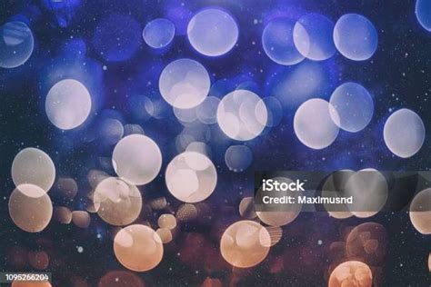 자연 Bokeh와 밝은 황금 빛 축제 배경 다채로운 Bokeh와 빈티지 매직 배경입니다 봄 여름 크리스마스 새 해 디스코 파티 배경입니다 거리에 대한 스톡 사진 및 기타