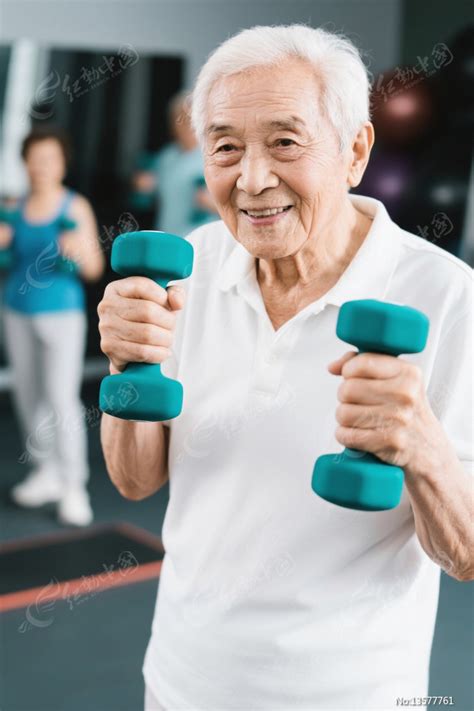 健身房里一位老年人在锻炼ai图片下载红动中国