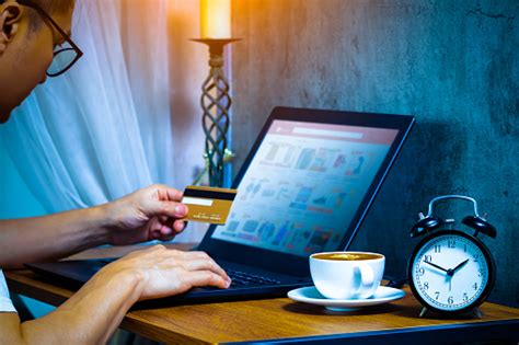 밤에 온라인 쇼핑을위한 신용 카드를 들고 아시아 남자 모든 곳에서 전자 쇼핑 모든 개념 가계에 대한 스톡 사진 및 기타 이미지 가계 거실 경제 Istock