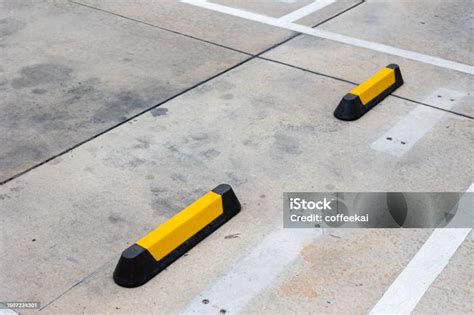 고무 주차 도로 블록 주차 연석 주차장용 노란색 반사 줄무늬가 있는 휠 스톱 스토퍼 연석에 대한 스톡 사진 및 기타 이미지 연석 노랑 막는 동작 Istock