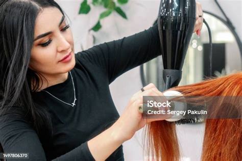 현대 미용실에서 헤어드라이어로 헤어 스타일링을 하는 아름다운 여성 스타일리스트 백인 여성에게 헤어스타일을 하는 미용사 갈색에 대한 스톡 사진 및 기타 이미지 Istock