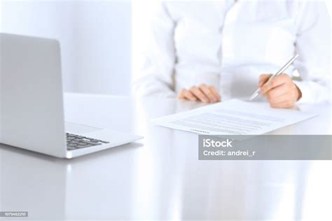 문서 비즈니스 개념에 펜으로 여성 손 클로즈업 사무실에서 직장에서 변호사 또는 비즈니스 여자 Final Round에 대한 스톡 사진 및 기타 이미지 Istock