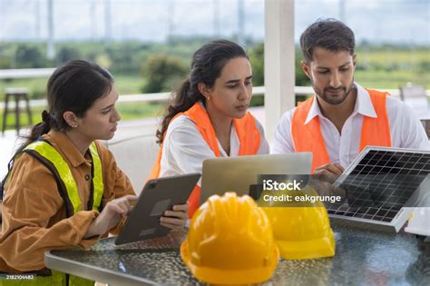 회의 팀 기술자 태양 전지 회의 브레인 스토밍 엔지니어 작업 연구 프로젝트는 건설시 재생 가능한 태양 전지 패널을 설정했습니다 환경을 위한 혁신 에너지 대안 라틴 아메리카