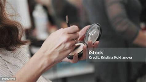 아티스트 메이크업 하 고 살롱에서 모델에 대 한입니다 여자는 브러시와 함께 적용 색조 재단과 파우더 위장 피부 여자 Dunks 운반대에서 가냘픈에 대한 스톡 사진 및 기타