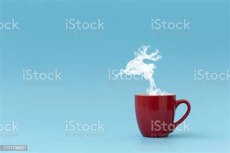 커피 컵에서 날아 오는 순록 모양의 증기 아침 음료 크리스마스 또는 새해 축하 개념입니다 공간을 복사합니다 겨울에 대한 스톡 사진 및 기타 이미지 Istock