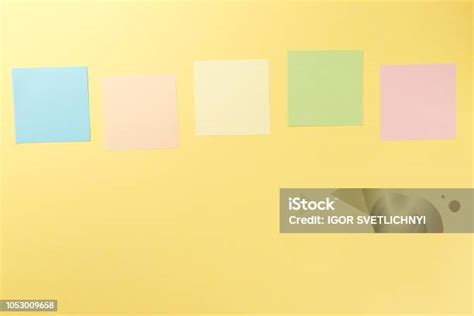 노란색 바탕에 다채로운 종이 스티커 최고의 볼 수 있습니다 플랫이 하다 공간에 복사 합니다 개념입니다 노란 배경에 색상 빈