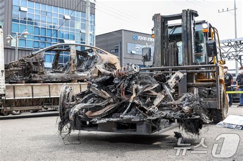 지게차 동원해 이동되는 인천 화재 전기차 부품 뉴스1