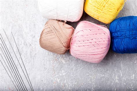 다 색 공 및 회색 배경에 바늘 뜨개질입니다 최고의 볼 수 있습니다 공간에 복사 합니다 원사 편 직 가을에 대한 스톡 사진 및 기타 이미지 Istock