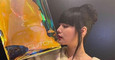 나나 크롭 카디건 입고 복근 노출곳곳에 은밀한 타투까지