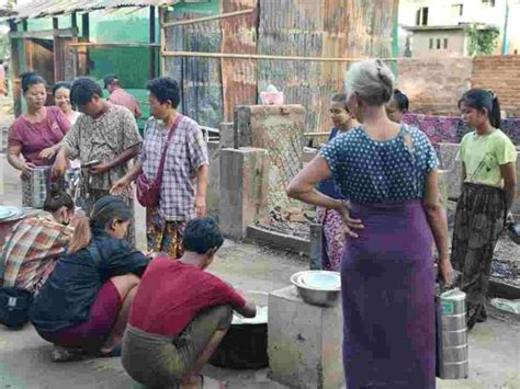 ဆားလင်းကြီးရှိ စစ်ဘေးရှောင် ပြည်သူများကို အစားအသောက်များ ကျွေးမွေး လှူဒါန်း Khit Thit Media