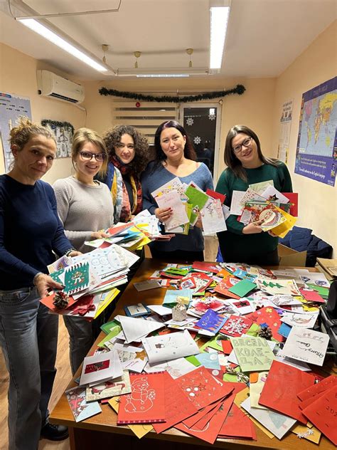 Стотици картички от цяла България от деца приятели колеги всички надписани за възрастните