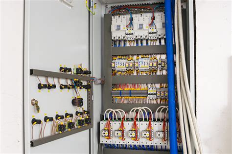 많은 연락처 릴레이 스위치 및 와이어를 포함 하는 전기 상자 강력한 전원 케이블 높은 전압 장비와 기술 내각 공장에서 교환입니다 0명에 대한 스톡 사진 및 기타 이미지