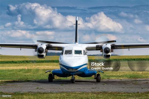 시골 비행장에서 터보프롭 여객기 택시를 타는 앞면보기 풀 벼과에 대한 스톡 사진 및 기타 이미지 풀 벼과 0명 기체