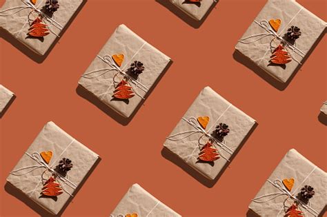 파스텔 배경에 종이 선물 상자 사진으로 만든 트렌디 한 크리스마스 패턴 최소한의 제로 폐기물 새해 개념 갈색에 대한 스톡 사진