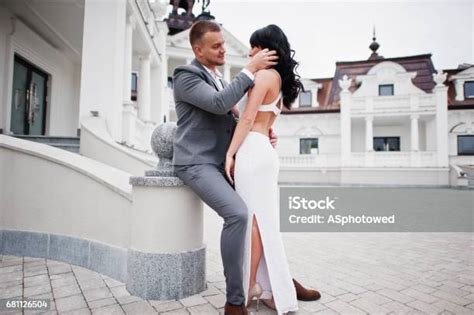 결혼식 기념일과 로얄 팰리스에 대 한 결혼 제안 날에 젊은 세련 된 사랑 스러운 커플 2명에 대한 스톡 사진 및 기타 이미지