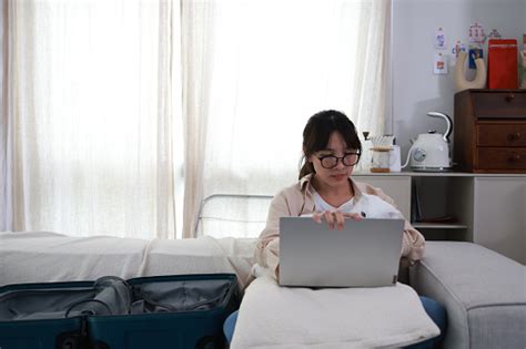 귀여운 흰 고양이와 함께 거실의 소파에서 원격으로 일하는 행복한 아시아 여성 원격 근무 및 유연한 문화 개념 인터넷에 대한 스톡 사진 및 기타 이미지 Istock