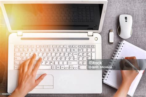격리 된 화면 흰색 노트북 키보드에 입력 하는 인간의 손 작업 책상 테이블 개념입니다 회색 책상에 사무실 직장 전화 및 노트북 마우스의 보기 위의 높은 펜과 Usb 플래시