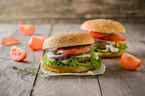 홈은 쇠고기 양파 토마토 양상추 치즈와 햄버거를 했다 소박한 나무 테이블에 신선한 햄버거 근접 촬영 고기에 대한 스톡 사진 및 기타 이미지 Istock