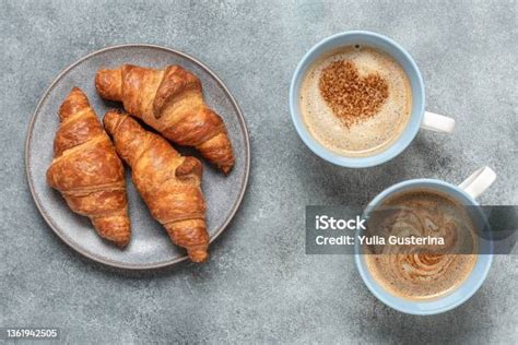 신선한 크루아상과 하트가 있는 커피 한 잔을 클로즈업해 보세요 회색 소박한 배경 맨 위 보기입니다 맛있는 아침 식사 0명에 대한 스톡 사진 및 기타 이미지 Istock