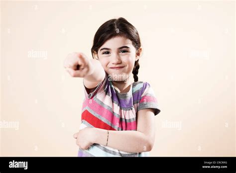 Grinsende Mädchen Zeigen Ihre Finger Stockfotografie Alamy