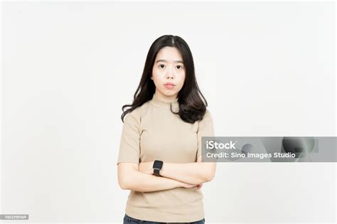 흰색 배경에 고립 된 아름다운 아시아 여성의 진지한 얼굴 표정으로 팔을 접습니다 사람 얼굴에 대한 스톡 사진 및 기타 이미지 사람 얼굴 심각한 인물 사진 Istock