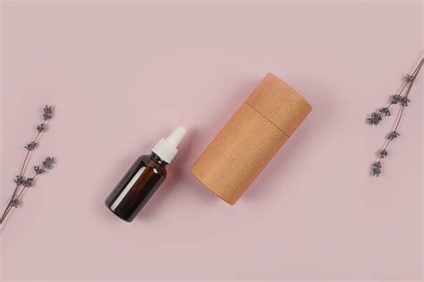 라일락 배경에 라벤더 꽃이 있는 라벤더 에센셜 오일과 종이 포장 튜브가 있는 드롭퍼 병과 텍스트용 카피스페이스 Mockup 갈색에 대한 스톡 사진 및 기타 이미지 Istock