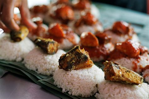 바나나 잎에 말레이시아 인기 길거리 음식 Nasi Lemak을 준비하는 호커 길거리 음식에 대한 스톡 사진 및 기타 이미지 길거리 음식 나시르막 낮 Istock