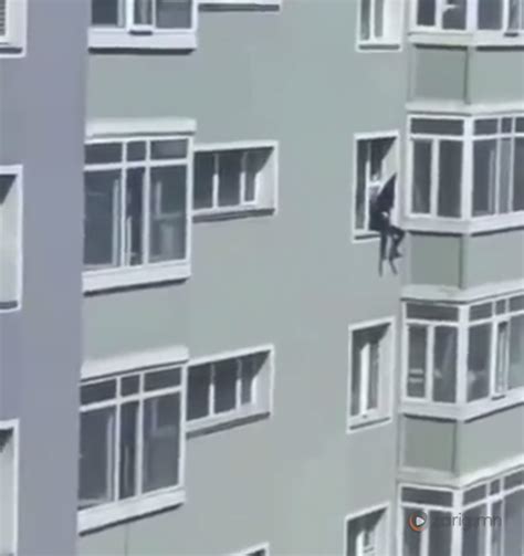 Сэрэмжлүүлэг 14 давхрын цонхоор 5 9 настай хүүхдүүд унах гэж байсныг буулгажээ