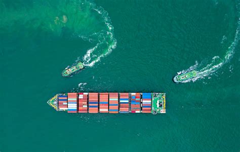 수입 수출 상품을위한 컨테이너를 운반하는 화물선의 공중 평면도는 화물장 항구에서 고객에게 보내고 예인선 개념 물류 및 공급망으로 실행됩니다 0명에 대한 스톡 사진 및 기타