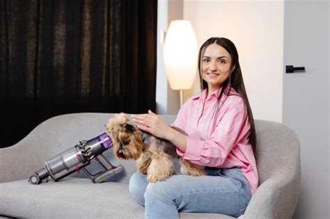 Eine Hübsche Junge Frau Sitzt Mit Ihrem Hund Auf Einem Sofa Und Neben Ihr Sitzt Ein Schnurloser