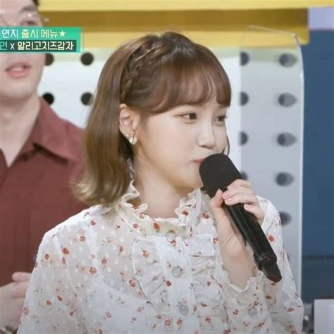 아이즈원 채원 X 플로럴 무드 러플 블라우스 화이트