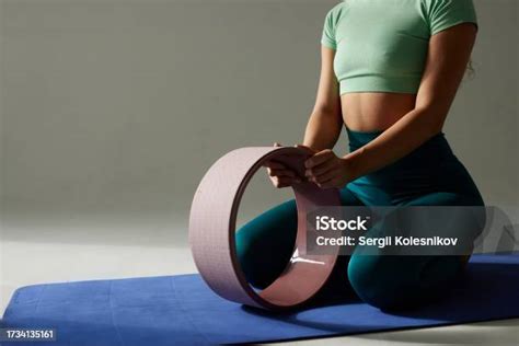 하얀 배경에 온라인으로 요가 휠을 사용하여 체조 유연성 스트레칭을 하는 유연한 소녀 가냘픈에 대한 스톡 사진 및 기타 이미지