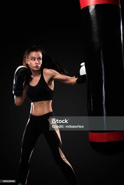 검은 색 배경에 권투 펀칭 가방장갑에서 싸우는 여자 복서 권투 와 피트니스 개념 공격성에 대한 스톡 사진 및 기타 이미지 공격성 권투 스포츠 근육질 체격 Istock