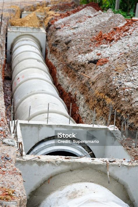 대형 정사각형 콘크리트 맨홀과 파이프 라인 하수도가 건설 현장에 설치되어 있습니다 수리에 대한 스톡 사진 및 기타 이미지