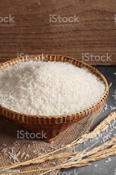 텍스트에 대한 빈 공간과 부엌에서 나무 바구니에 타이어 흰색 재스민 쌀을 닫습니다 갈색에 대한 스톡 사진 및 기타 이미지 갈색 건강한 식생활 건조한 Istock