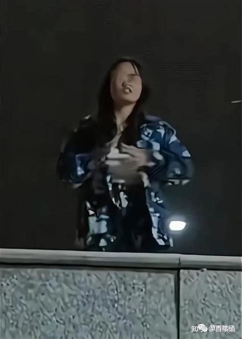 女生军训跳舞走光，多次露出仍坚持跳，视频疯传，网友：这不正常！ 知乎