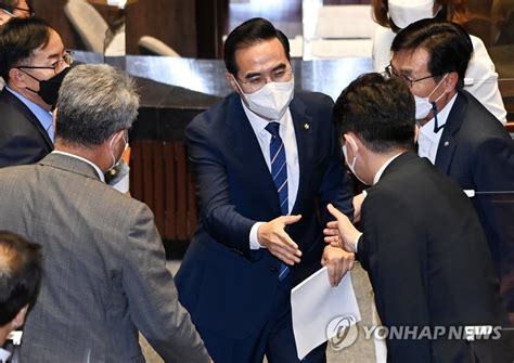 민주당 의원들과 인사하는 박홍근 원내대표 연합뉴스