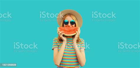 파란색 배경에 밀짚모자를 쓰고 신선한 육즙이 많은 수박 조각을 가진 행복한 미소 짓는 젊은 여성의 여름 초상화 먹기에 대한 스톡 사진 및 기타 이미지 Istock