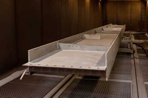 작업장에서 절단된 다양한 금속 구조물 공장은 금속 부품 요소 및 구조물을 생산합니다 금속 구조물 생산 공장 0명에 대한 스톡 사진 및 기타 이미지 Istock